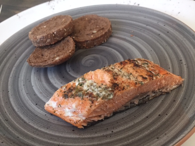 Noorse zalmfilet op cederhouten planken in de barbecue - Kookpraat